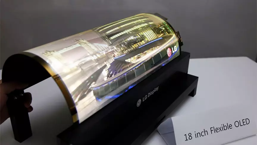 ဗီဒီယိုဖွင့်နေစဉ် ဤ LG 18 လက်မ OLED မျက်နှာပြင်ကို ကြည့်ပါ။