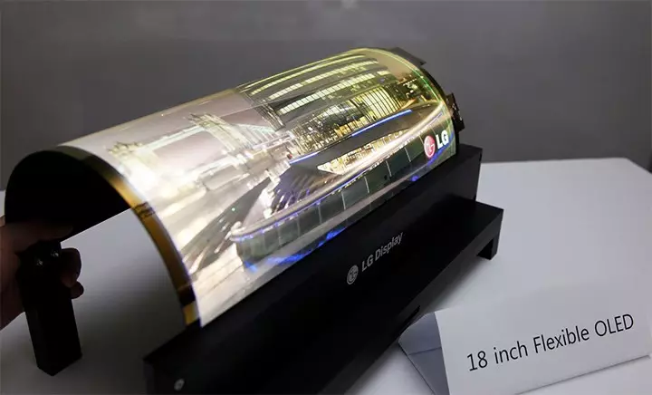 Skatieties šo LG 18 collu OLED ekrāna izliekumu video atskaņošanas laikā