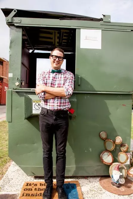 Der Professor lässt sich für ein Jahr im Müllcontainer nieder