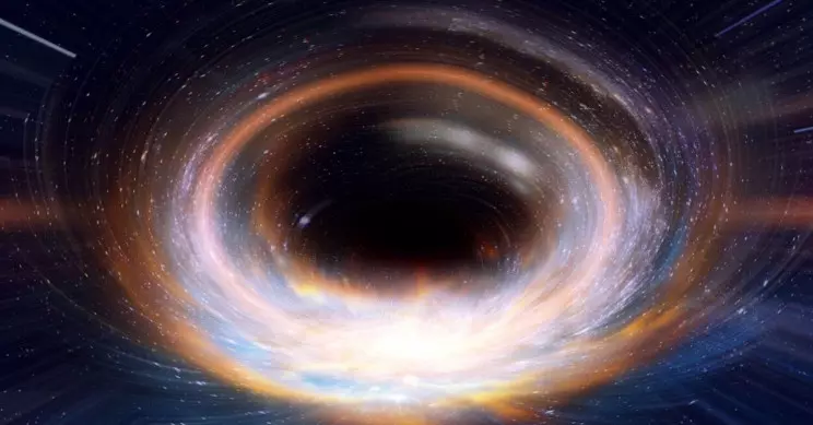الصورة الأولى للثقب الأسود في طريقها وقد تعيد تعريف الفيزياء