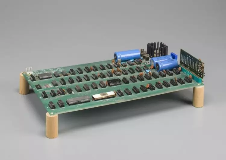 bonhams_auction_apple_1-2