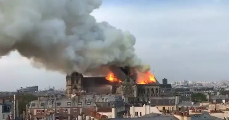 Stor brand udbryder i Notre Dame-katedralen