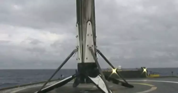 SpaceX ztrácí středové jádro těžké rakety Falcon na moři