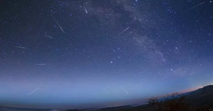 Buka i-Lyrid Meteor Shower Khanyisa Isibhakabhaka Ebusuku Kule mpelasonto