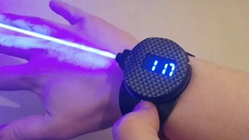 Laser Gadget и фенът на Джеймс Бонд създава свой собствен LaserWatch