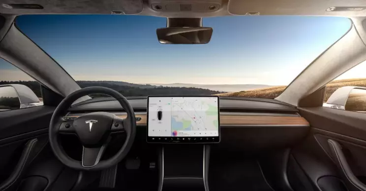 Tesla autopilot reddet familieliv sier sjåføren