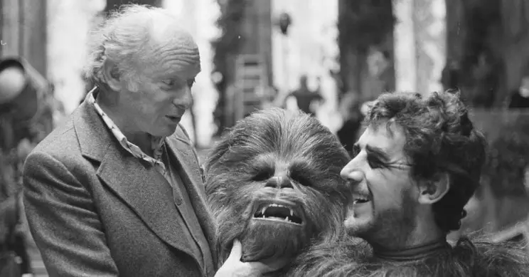 Star Wars Chewbacca Star Peter Mayhew izarra 74 urte zituela hil da, zaleek eta lagunek omenaldia egin diete