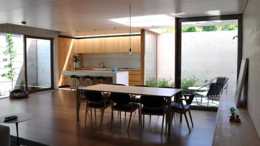 La casa verda situada en un petit bloc de terra és sorprenentment gran a l'interior