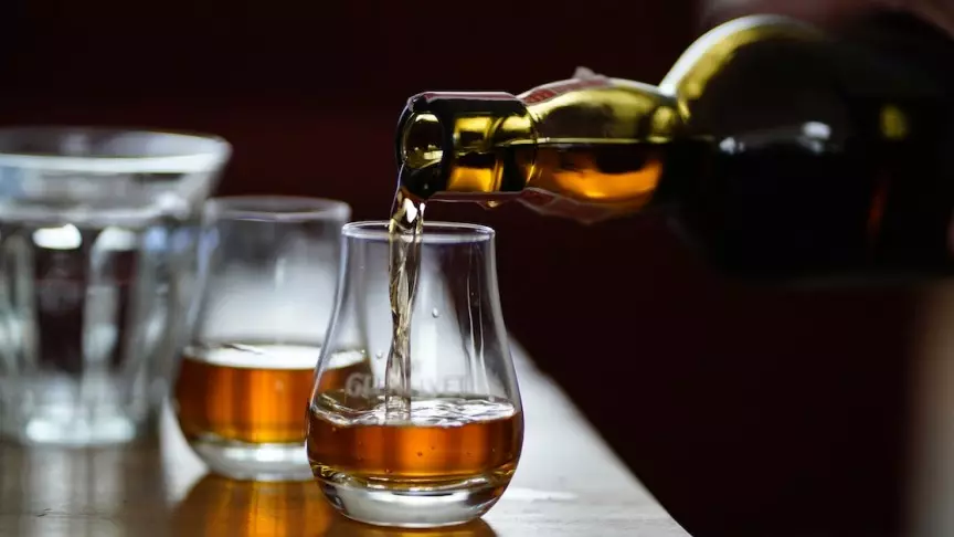 Zviedrijas spirta rūpnīca izmanto mākslīgo intelektu, lai palīdzētu izveidot perfektu viskiju