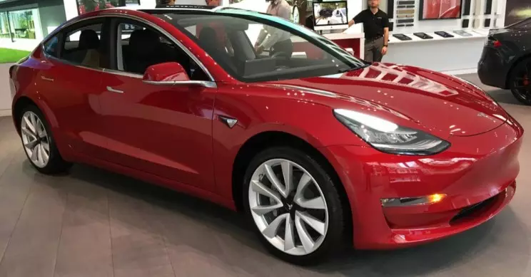 I-Tesla iphakamisa ixabiso le-$ 35,000 ye-Model 3 nge-$ 400