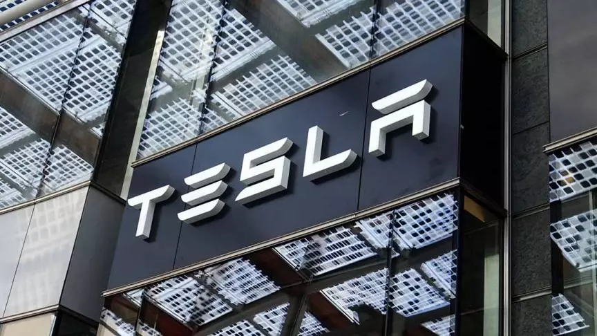 D'Tesla Aktien sinn ëm 7,5% gefall nodeems den Analyst warnt vun engem