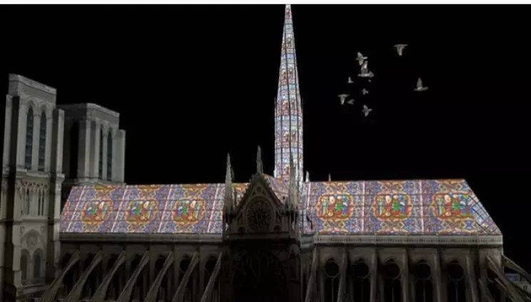 Notre dame ricostruzione in vetro colorato