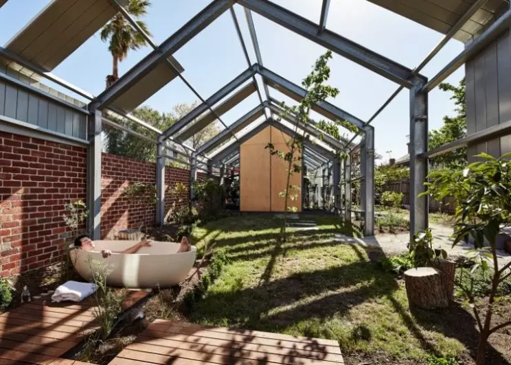 L'extension de la maison australienne à l'envers brouille l'extérieur et l'intérieur