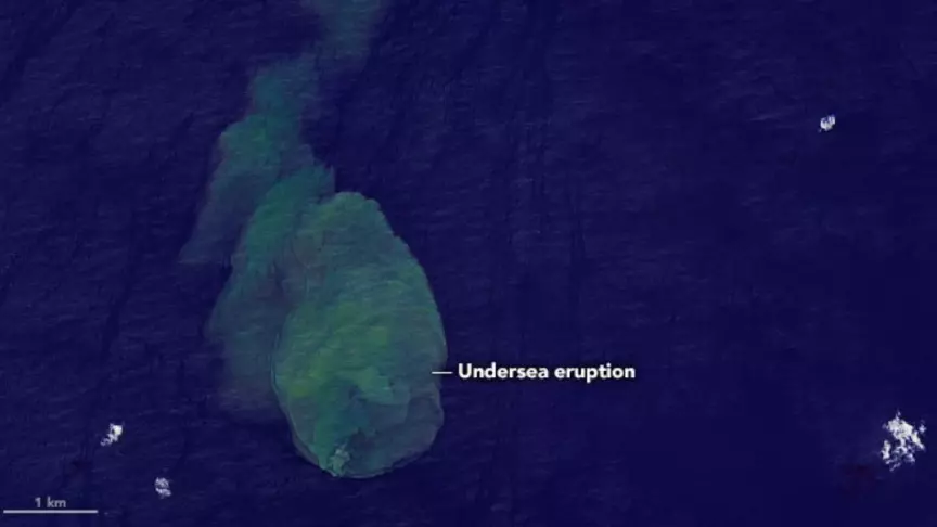 Một vệ tinh của NASA đã chụp được hình ảnh về vụ phun trào núi lửa 'Sharkcano'