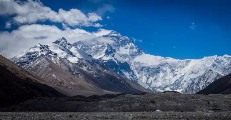 Abayishumi Bafile eNtabeni i-Everest njengoba Abaqwali Begibela Umugqa Amahora Ukufika Esicongweni