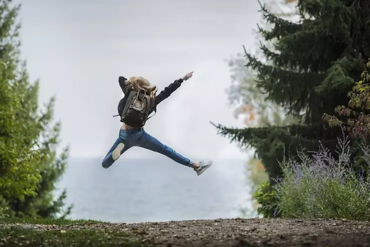 Mtaalamu wa Happiness Anasema Wanawake Wana Furaha Zaidi Bila Watoto au Wenzi