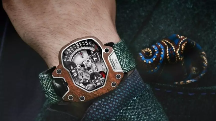 URWERK UR-110 Eastwood, oblikovan iz tvida in lesa