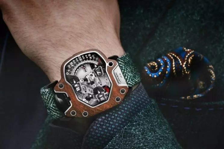 URWERK UR-110 Eastwood tüvit və ağacdan hazırlanmışdır