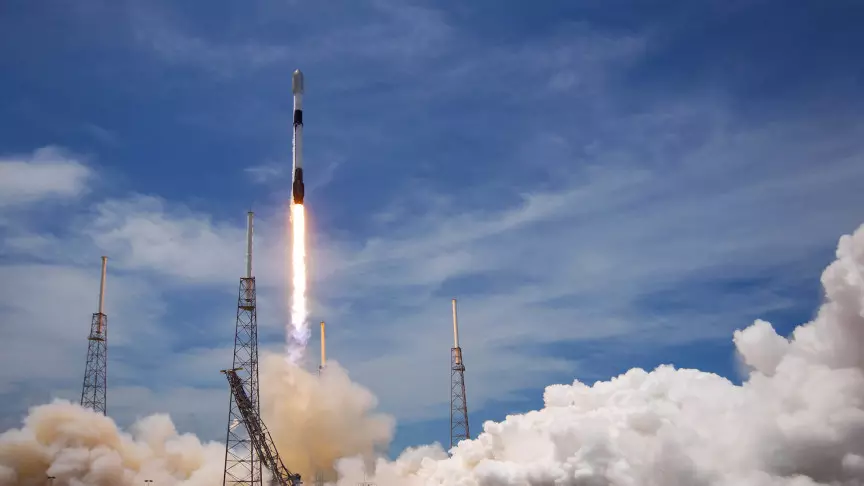 أطلقت شركة SpaceX للتو أول قمر صناعي في العالم