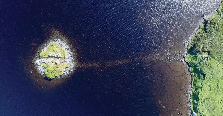 Ang Prehistoric Manmade Islands sa British Isles Mas Karaan Kay sa Stonehenge