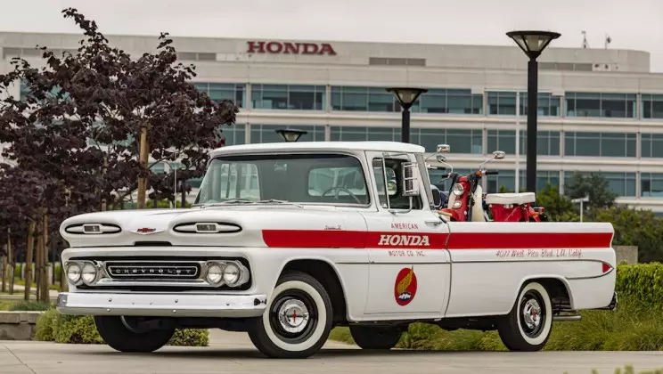 Honda nimt in reis Down Memory Lane en herstelt dizze 1961 Chevy Pickup Truck