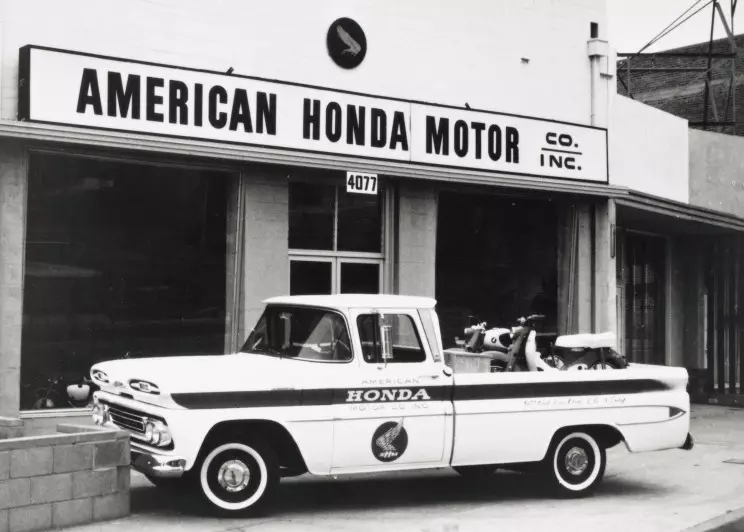 Honda fa un viaggio nella memoria e restaura questo camioncino Chevy del 1961