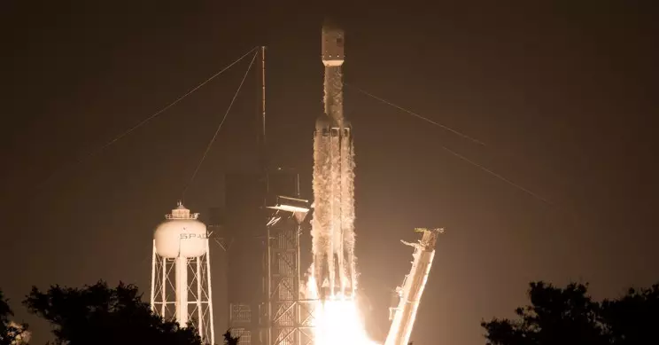 SpaceX z powodzeniem wypuszcza rakietę Falcon Heavy, nie udaje się odzyskać rdzenia centrum