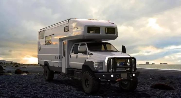 Фургон EarthRoamer XV-HD избавляет семьи от дорог и электросетей