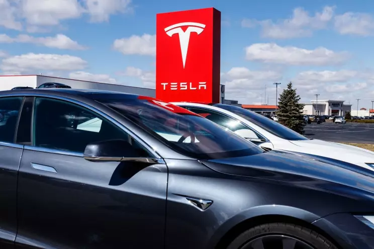 Tesla dorëzon 95,200 automjete në tremujorin e dytë, duke kaluar caqet e Wall Street