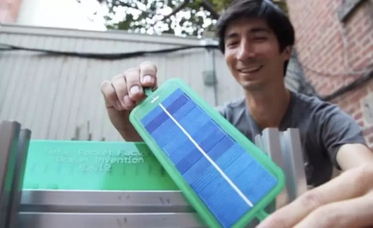 Solar Pocket Factory күн панелін басып шығару үшін 15 секундты алады