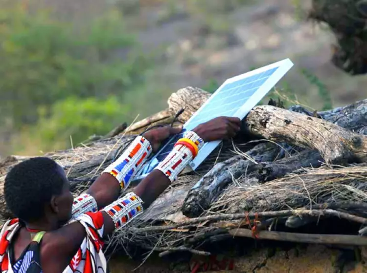 Maasai-Hijau-Energi-Afrika-solar-timbal-537x400