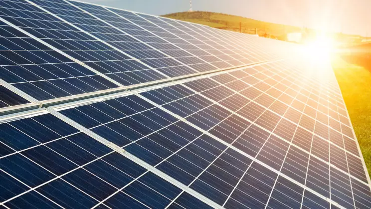 Penggunaan baru bahan panel surya secara substansial dapat meningkatkan daya tahan