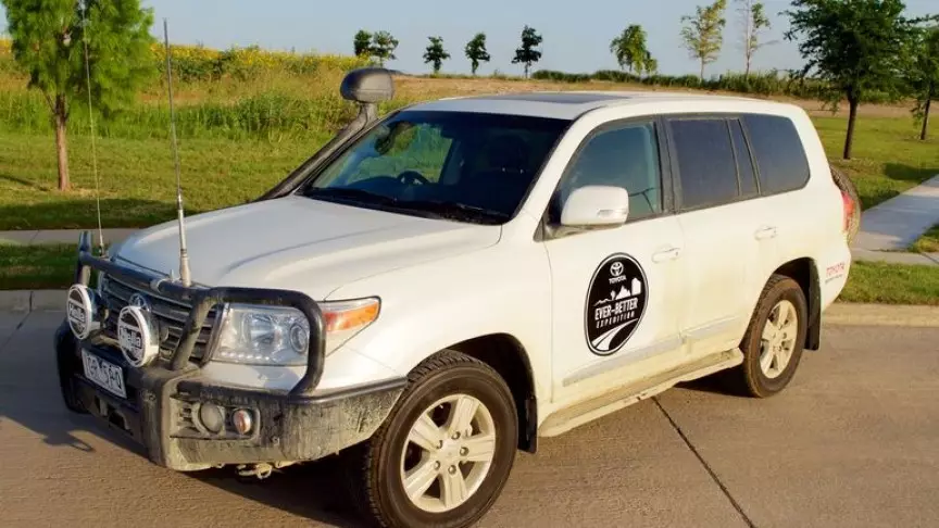 Toyota merr një kamionçinë Tacoma dhe minibus Sienna dhe i kthen ato në automjetin më të mirë të shërbimeve