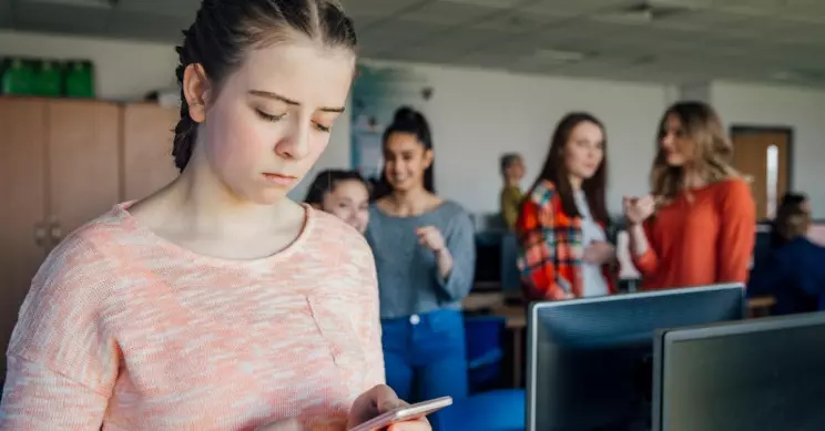 Shumë media sociale, televizioni çon në rritjen e depresionit tek adoleshentët