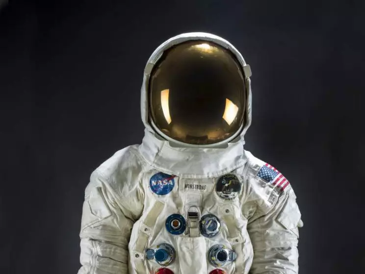 El traje espacial lunar de Neil Armstrong vuelve a exhibirse en el Smithsonian