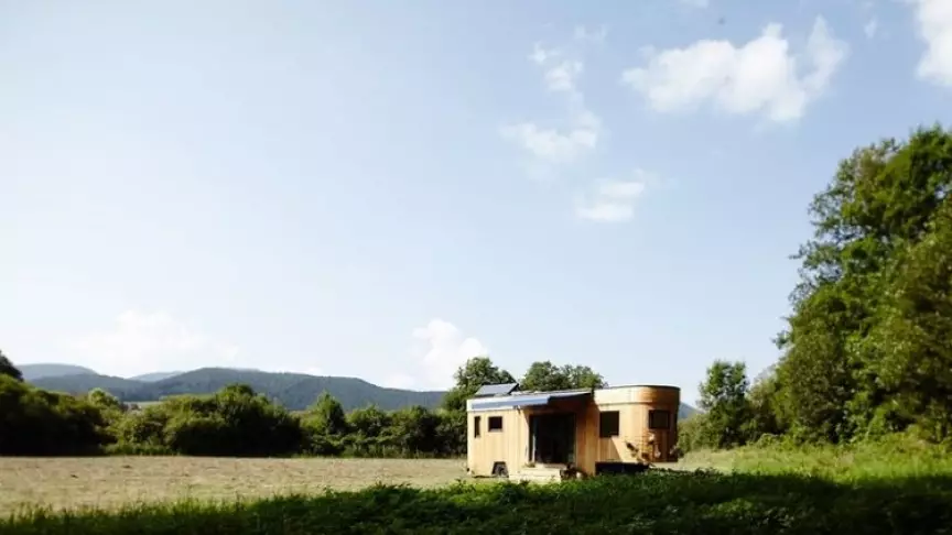 La pequeña y lujosa casa rodante Wohnwagon se cuida sola