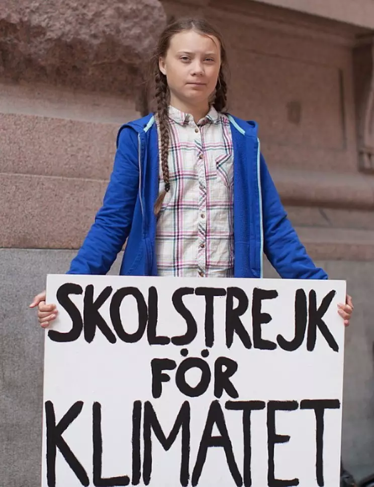 گریٹا تھنبرگ سویڈش پارلیمنٹ کے سامنے احتجاج کر رہی ہیں۔