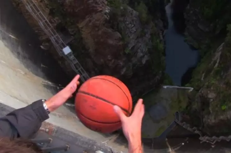 Nuvere dingen barre mei basketbal troch Magnus Effect