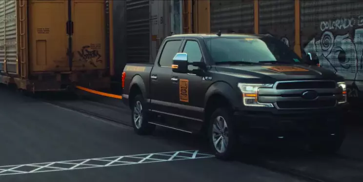 Ford a lansat un videoclip cu F-150-ul lor electric remorcând peste un milion de lire sterline