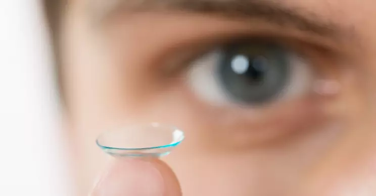 Ny videnskabelig opfindelse: Kontaktlinse, der zoomer ind på et øjeblik