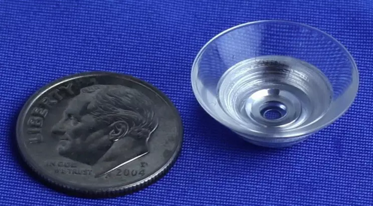 Nuova invenzione scientifica: lenti a contatto che ingrandiscono in un batter d'occhio