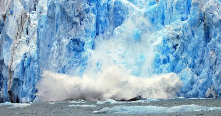 Pidéo pikasieuneun Némbongkeun Gletser Lebur Greenland Ngajadi Walungan Ngecas