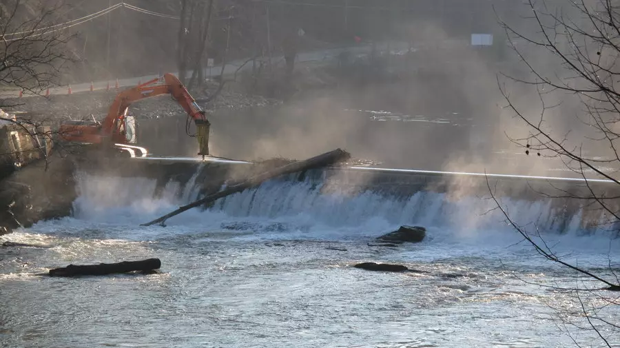 rsz_demolishing_trackhoe_dam_us_fish_and_wildlife_service