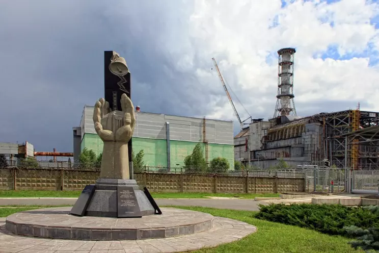 Černobylský „sarkofág“ je sundán kvůli strachu z kolapsu