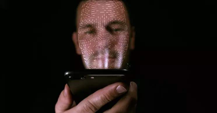 محققین نے باقاعدہ شیشے اور ایک بے ہوش شکار کے ساتھ FaceID ہیک کیا۔