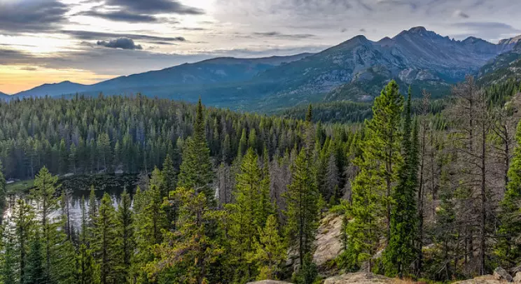 Mehrfarbige Kunststoffe regnen auf die Rocky Mountains, sagen Wissenschaftler