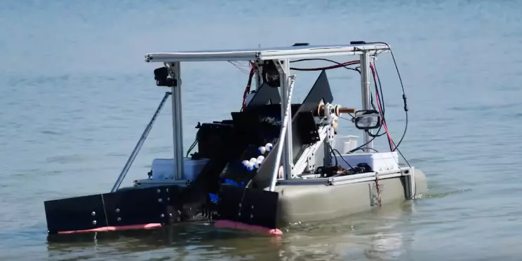 Ingenjörsstudenter testar Ocean-Cleaning Semi-Autonomous Robot FRED