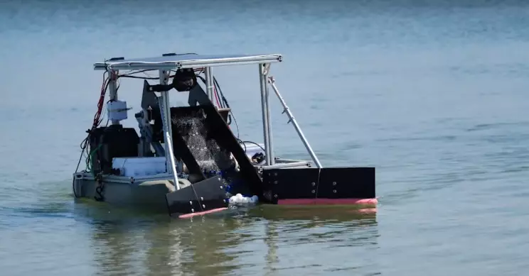 공학도 학생들이 바다 청소 반자율 로봇을 테스트합니다. FRED