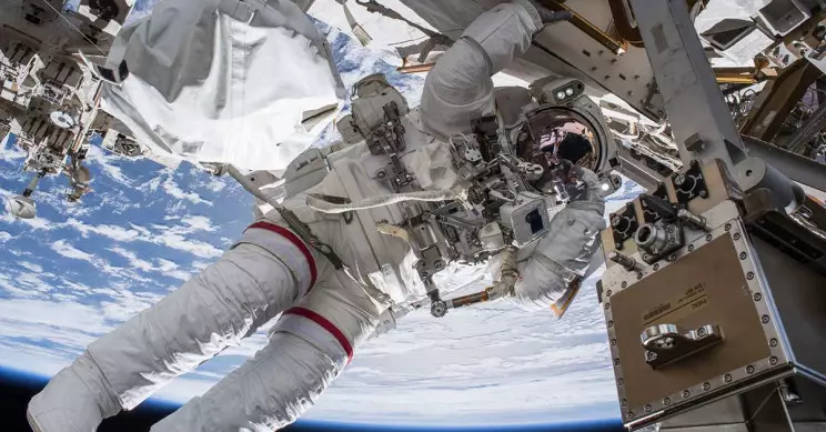 NASA ikora Spacewalk kugirango ishyire Adapters kuri ISS ya Boeing, Capsules ya SpaceX