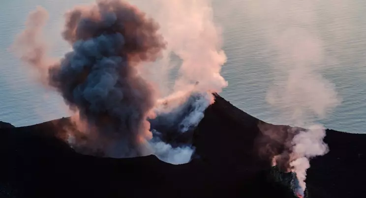 Imagens incríveis surgiram da erupção vulcânica de Stromboli